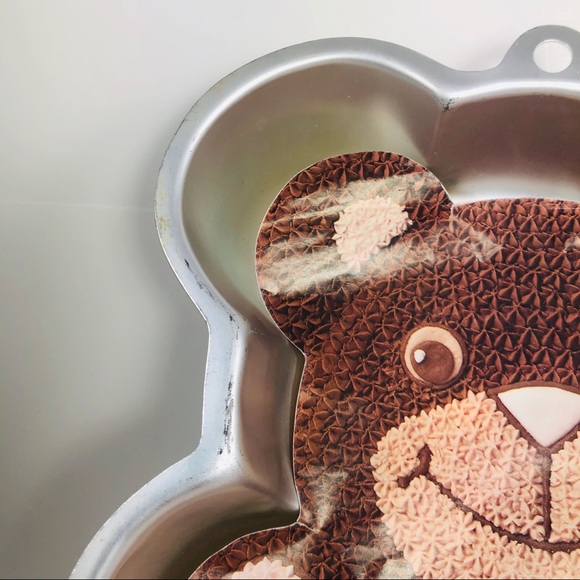 Wilton | Kitchen | Wilton Huggable Bear Cake Pan Instruction Book ...